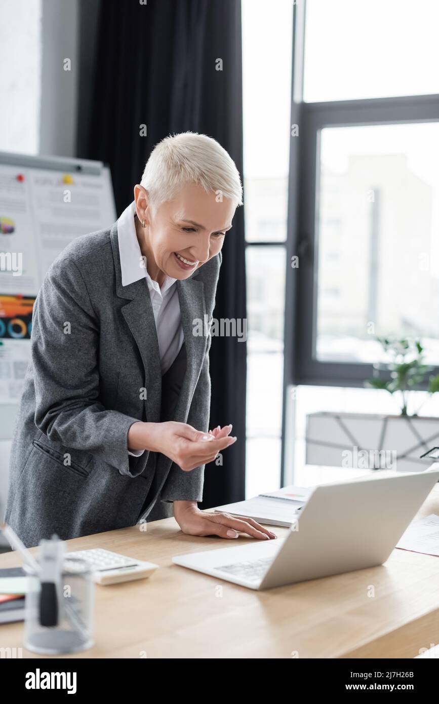 Banker stand hi-res stock photography and images - Alamy