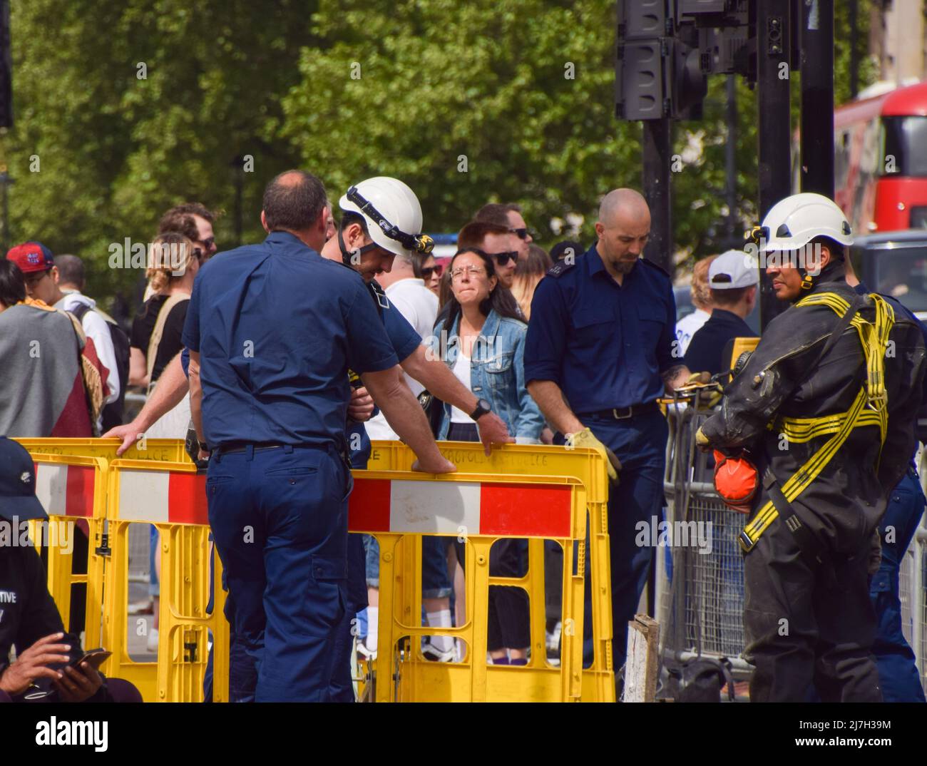 London, UK. 9th May 2022. Police officers climb down a manhole in ...