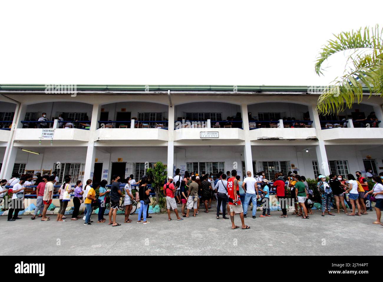 Philippines. 09th May, 2022. Voters queuing outside the school building ...