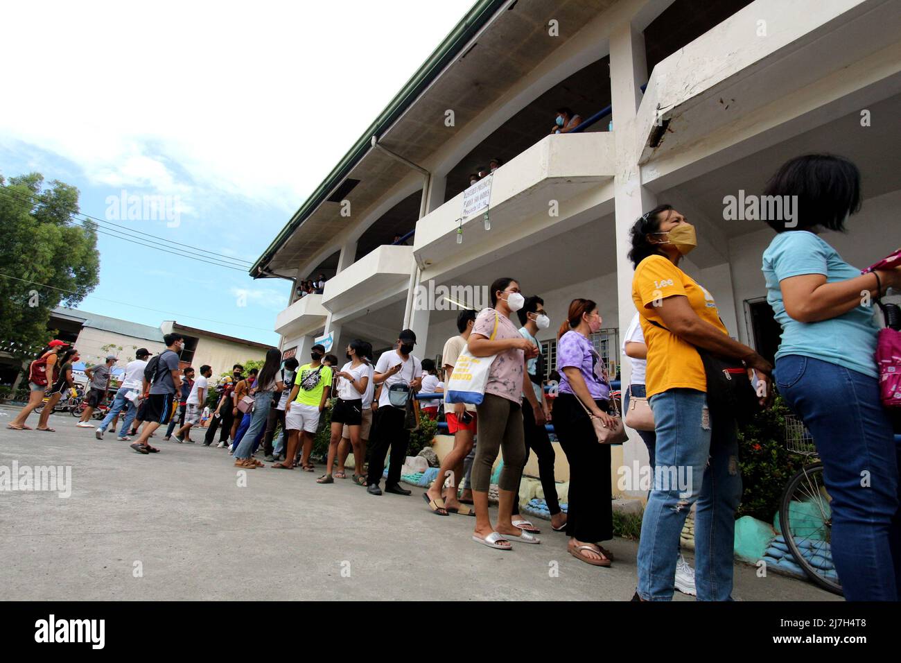Philippines. 09th May, 2022. Voters queuing outside the school building ...