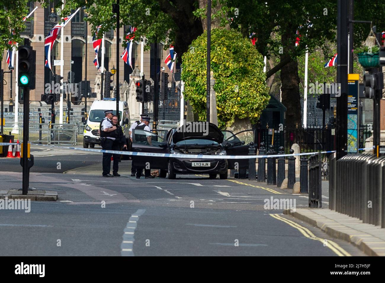 London, UK. 9 May 2022. A police cordon surrounds Westminster Abbey as ...