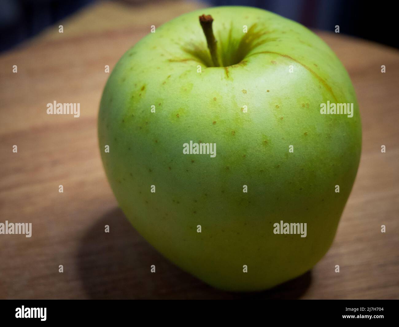 Side view apple hi-res stock photography and images - Alamy