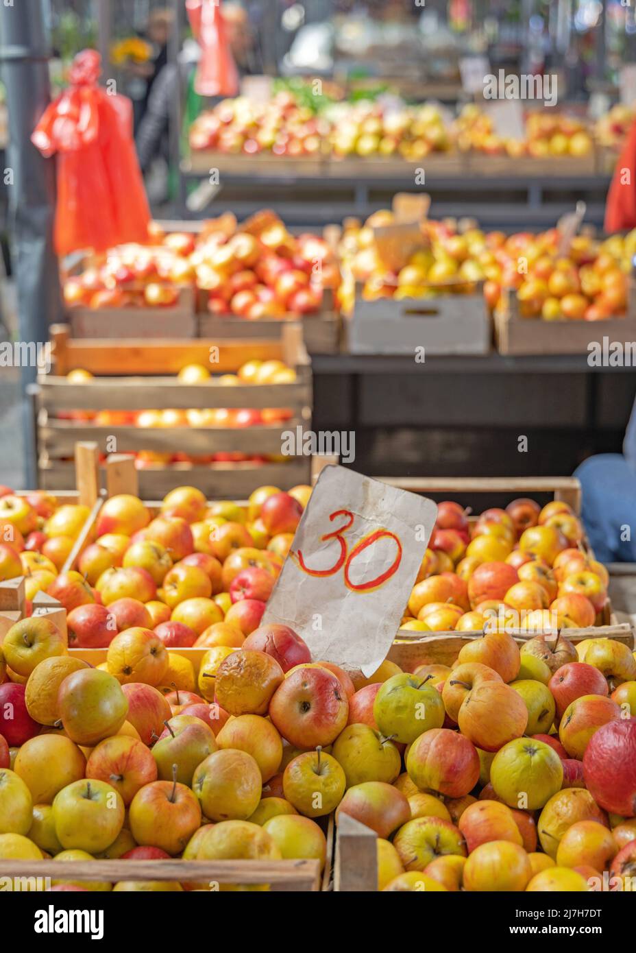 Natural Organic Apples in Crates at Farmers Market Stock Photo - Alamy