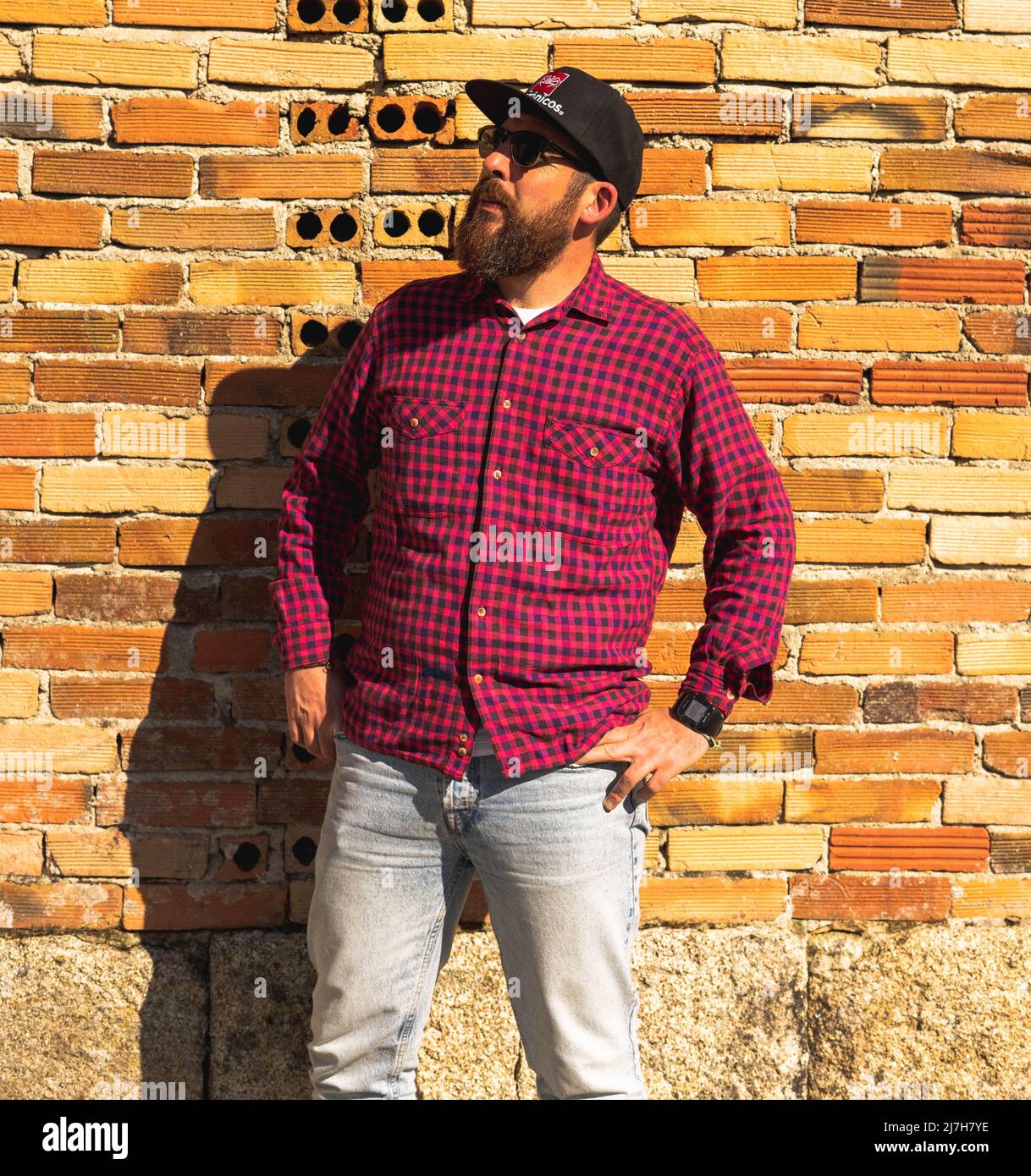 hombre con barba apoyado en la pared Stock Photo - Alamy hombre con barba apoyado en la pared Stock Photo - Alamy
