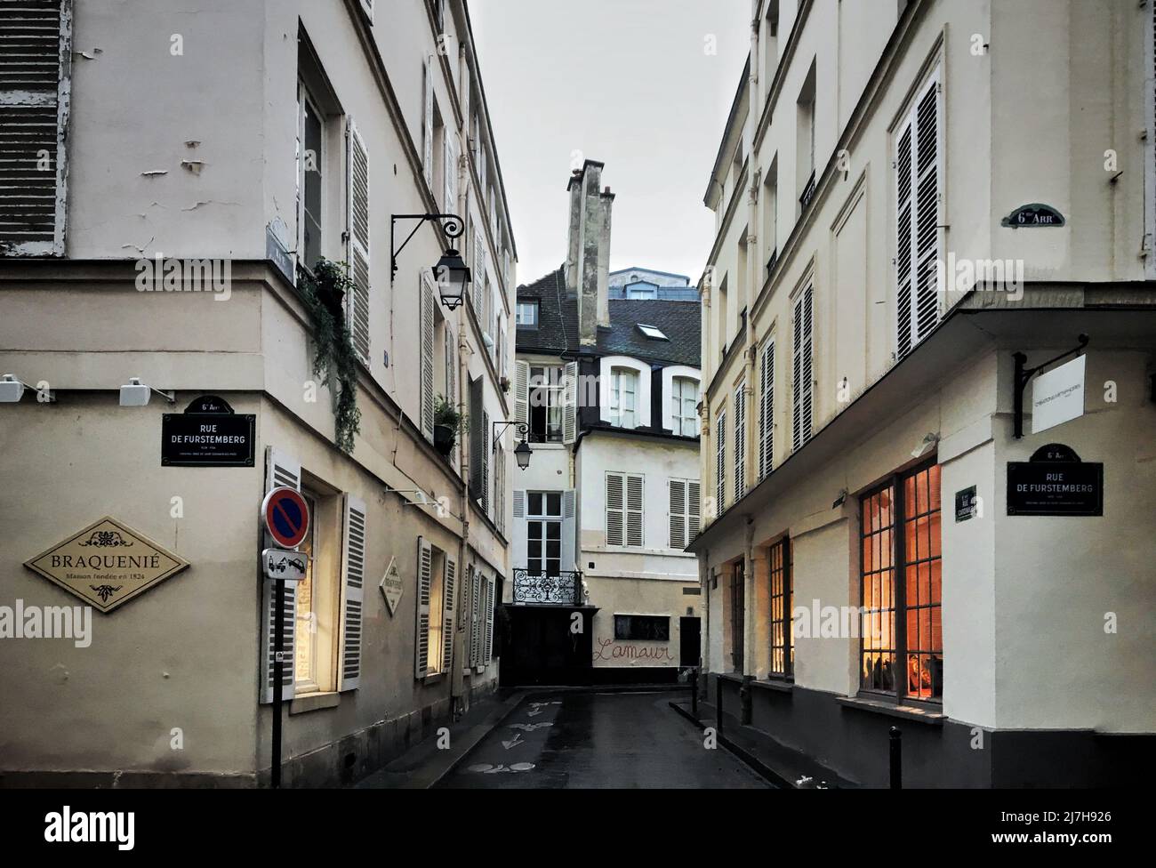 Paris street scene residential buildings hi-res stock photography and ...
