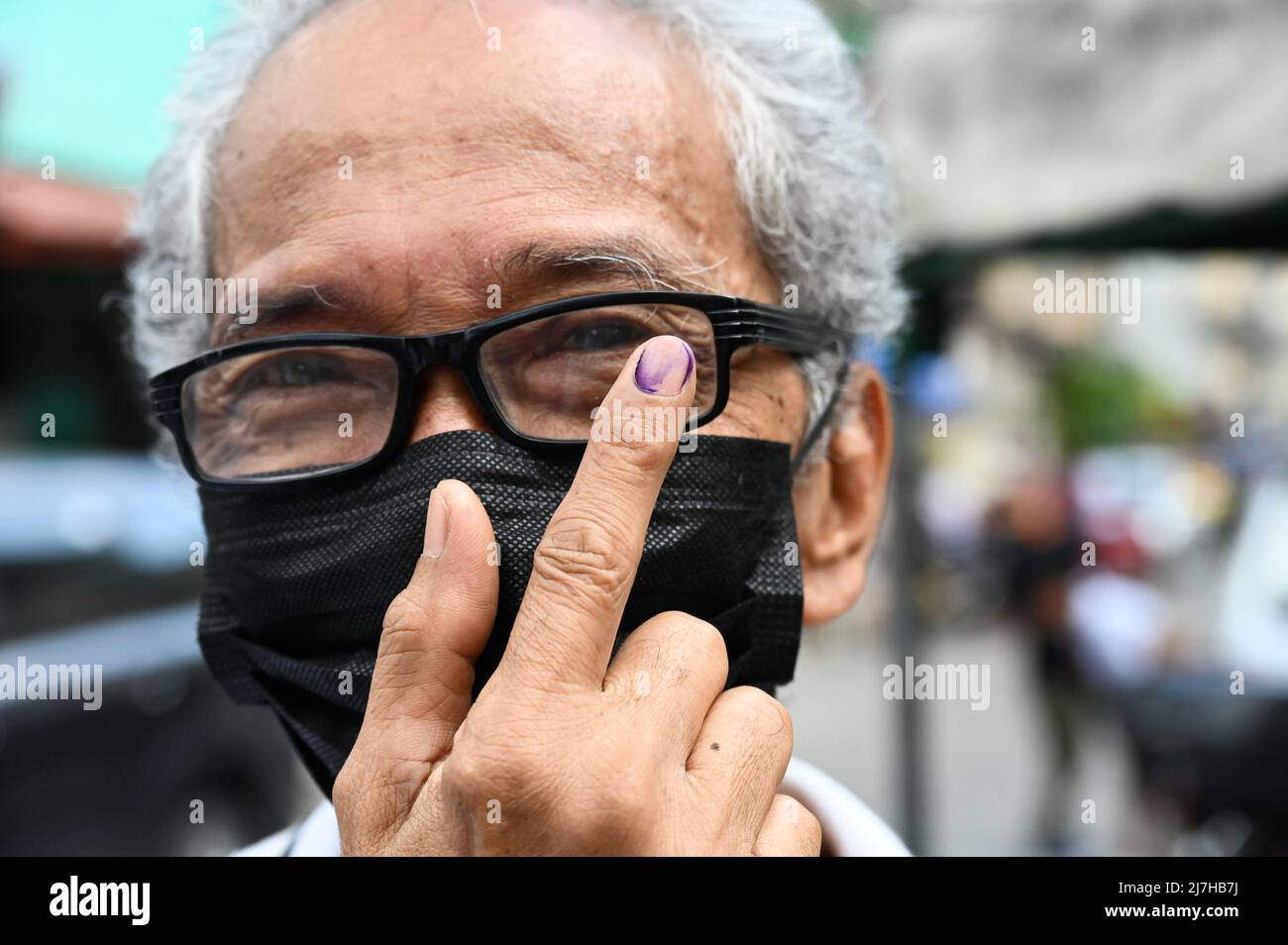 Manila, Philippines. 09th May, 2022. A voter shows the ink mark on his ...