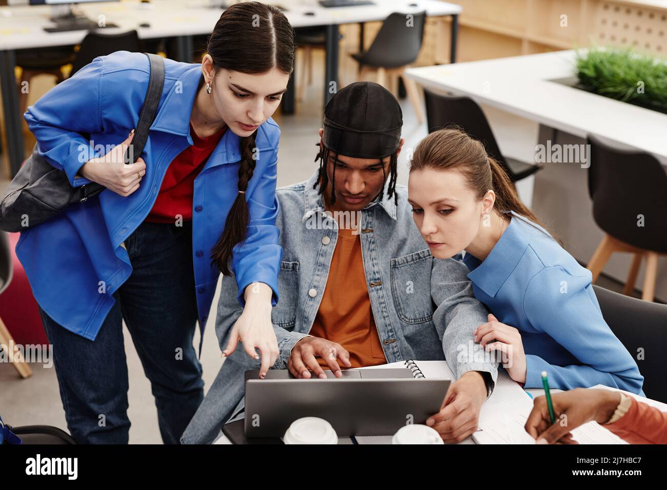 Three college friends talking hi-res stock photography and images - Alamy