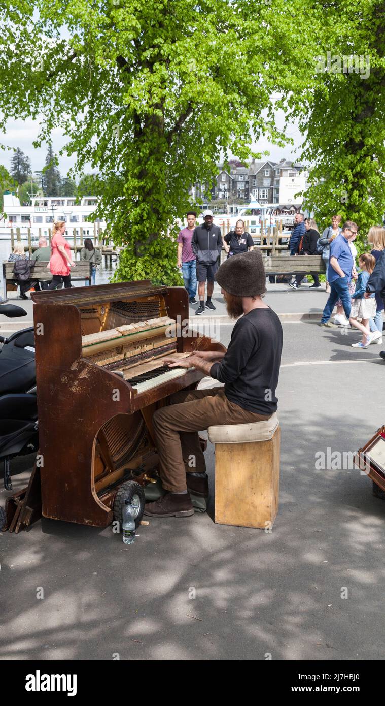 Busker wearing hat hi-res stock photography and images - Alamy