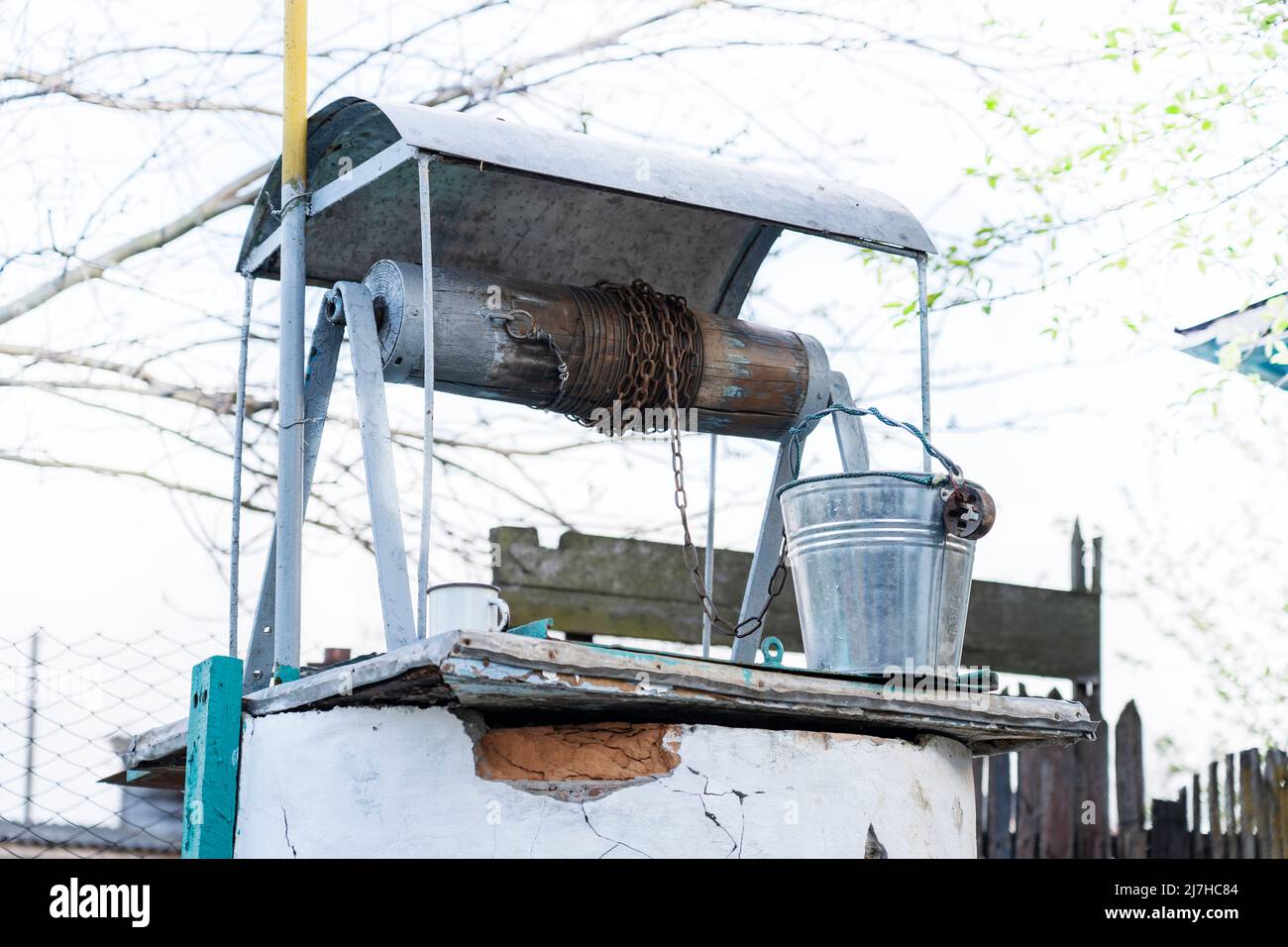 Well bucket country hi-res stock photography and images - Alamy