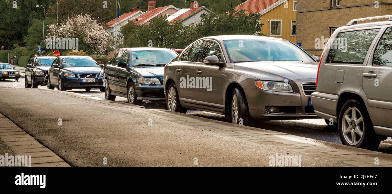 Six parked cars hi-res stock photography and images - Alamy