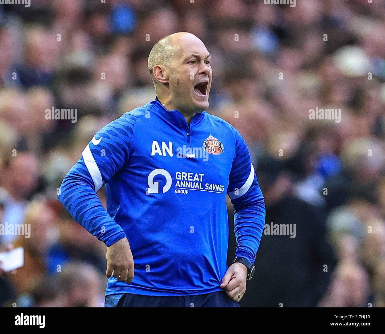 Alex Neil manager of Sunderland gives his team instructions Stock Photo ...