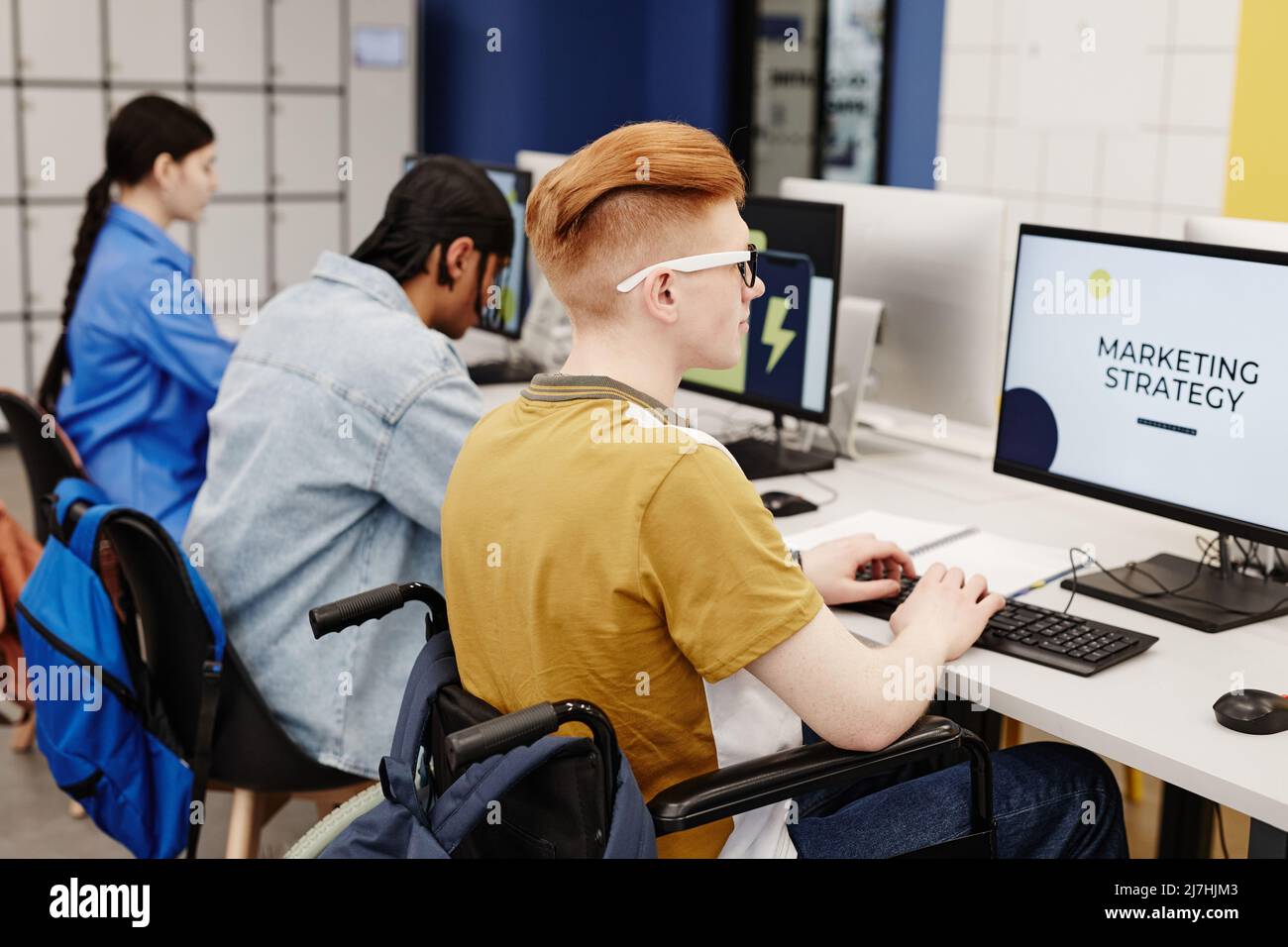 College boys desktop computer hi-res stock photography and images - Alamy