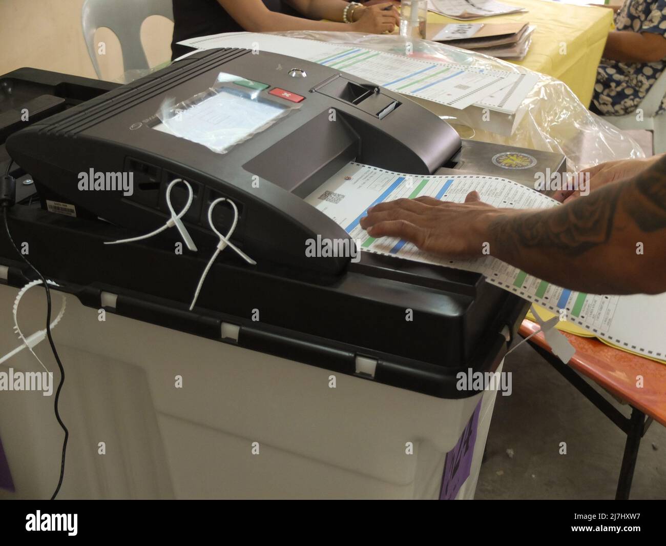 Caloocan, Philippines. 09th May, 2022. A voter seen putting his ballot ...