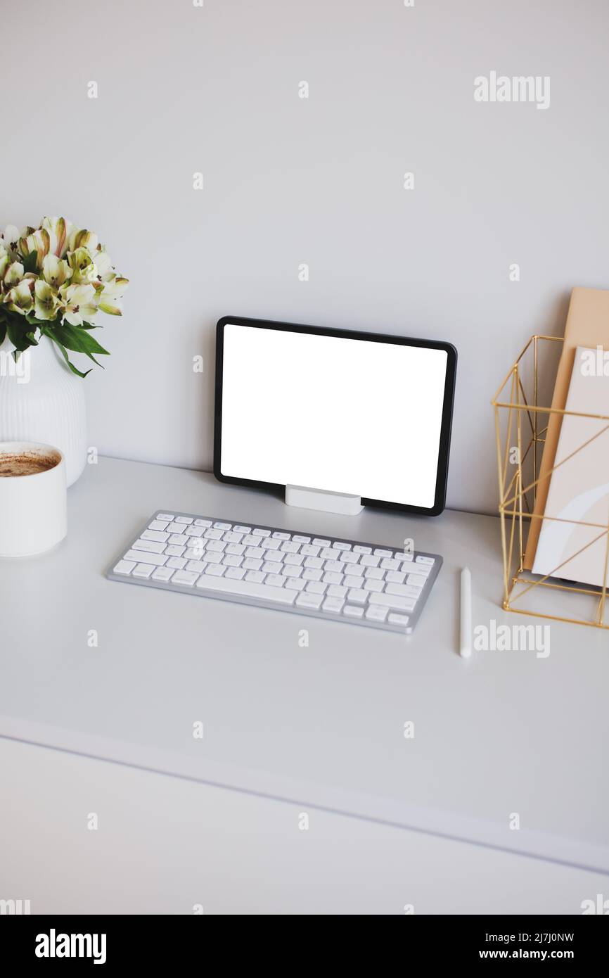 Pad tablet mockup with blank screen, keyboard, pen on home office desk ...