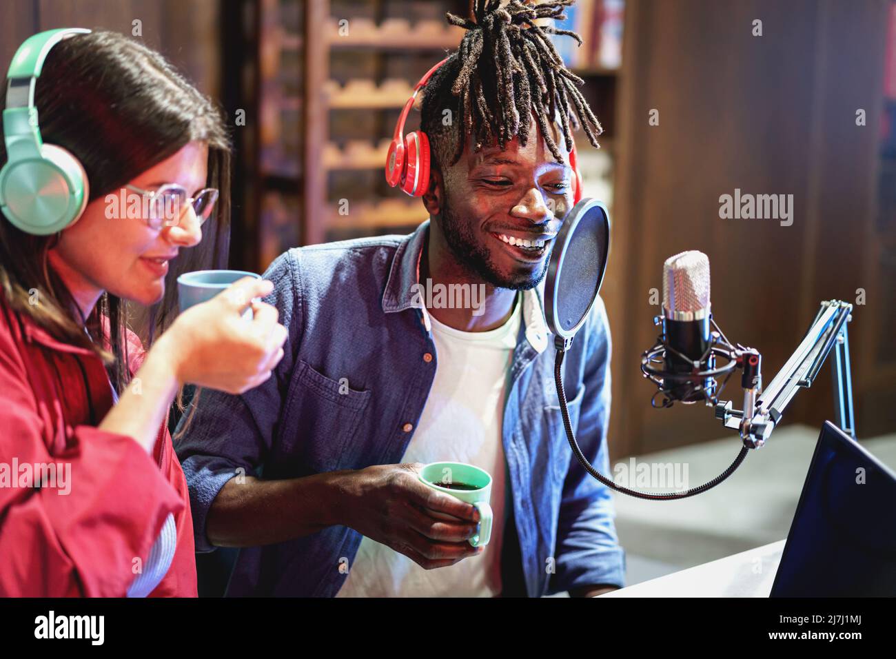 Using microphones hi-res stock photography and images - Alamy