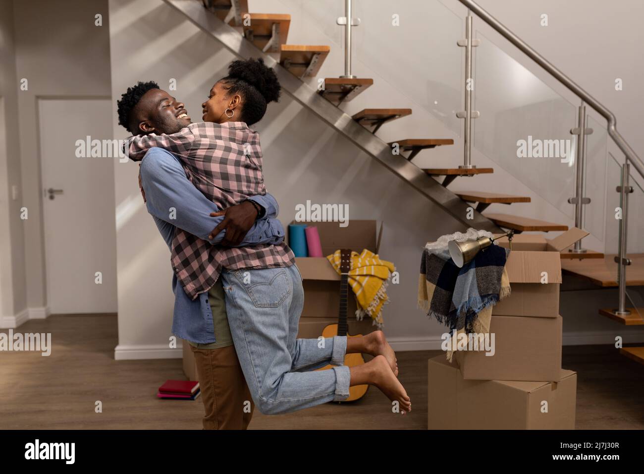 Couple picking up house hi-res stock photography and images - Alamy