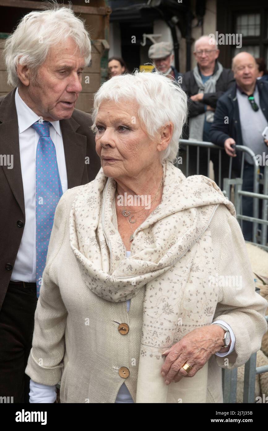 Dame Judi Dench and Sir Kenneth Branagh unveil the town’s restored 18th ...