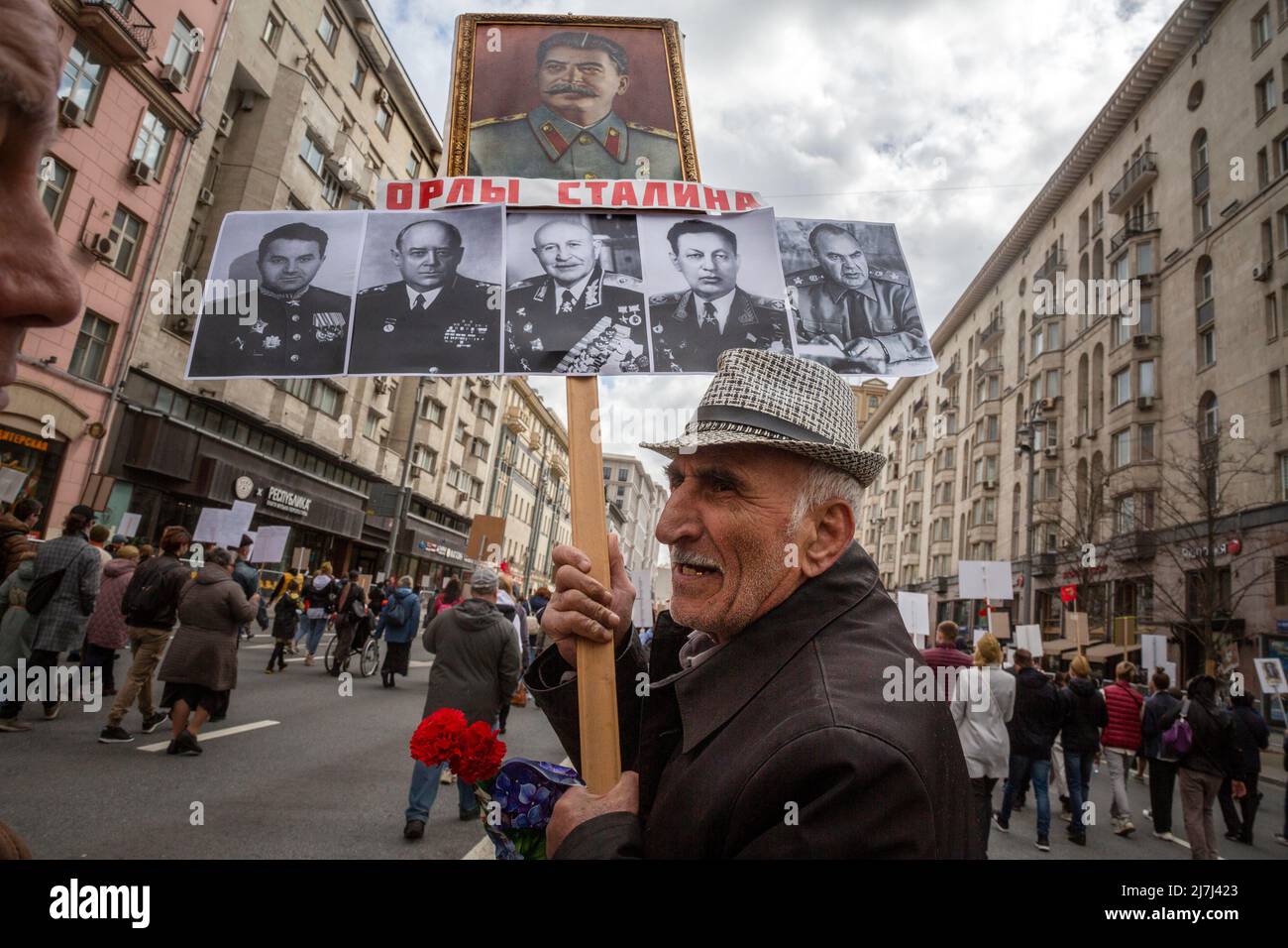 Moscow, Russia. 9th May, 2022. Old man holds portraits of Joseph Stalin ...