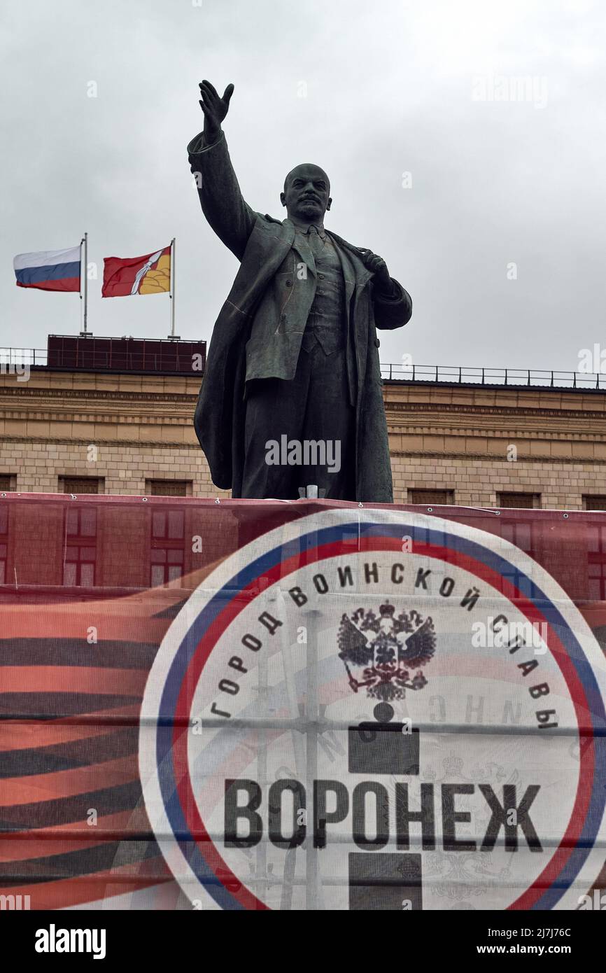 Drapery with new Russian national symbols closes the monument to ...