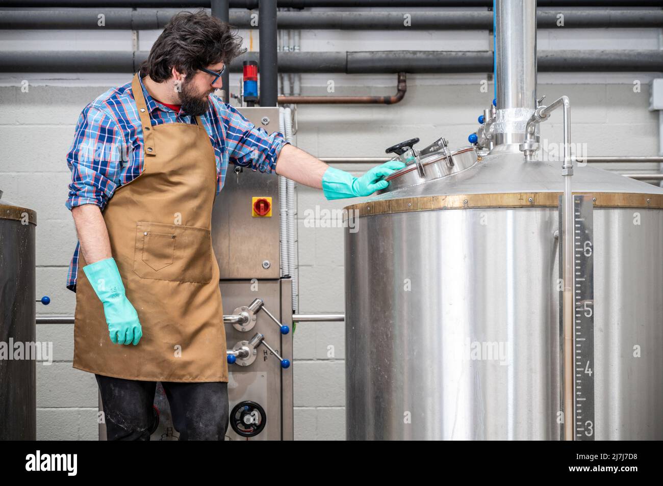Portrait brewer working brewery hi-res stock photography and images - Alamy