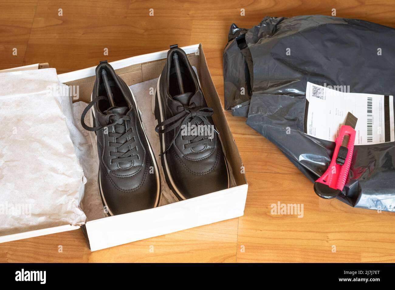 ONLINE SHOPPING. BOX OF BLACK SNEAKERS. HORIZONTAL. COLOR Stock Photo ...