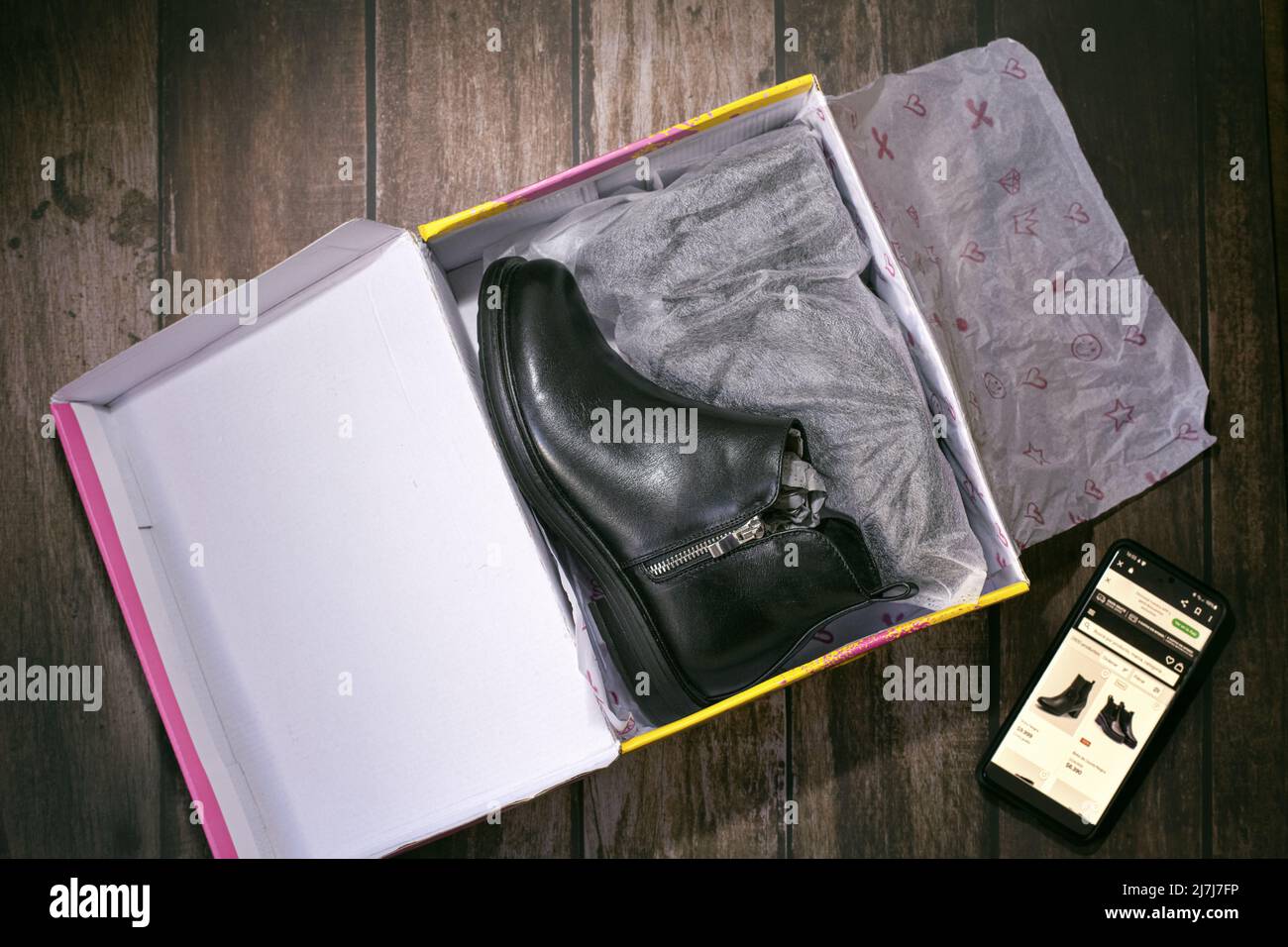 ONLINE PURCHASES. ONLINE PLATFORMS. LEATHER BOOT BOX. HORIZONTAL ...