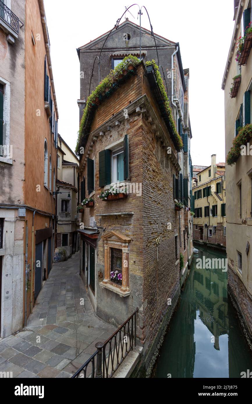 A characteristic and very narrow street in Venice Stock Photo - Alamy