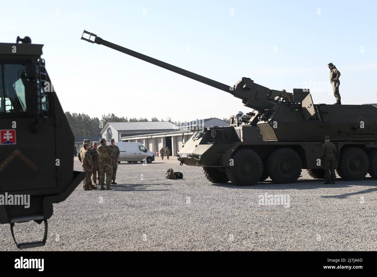 U.S. Soldiers assigned to 1st Infantry Division Artillery (DIVARTY ...