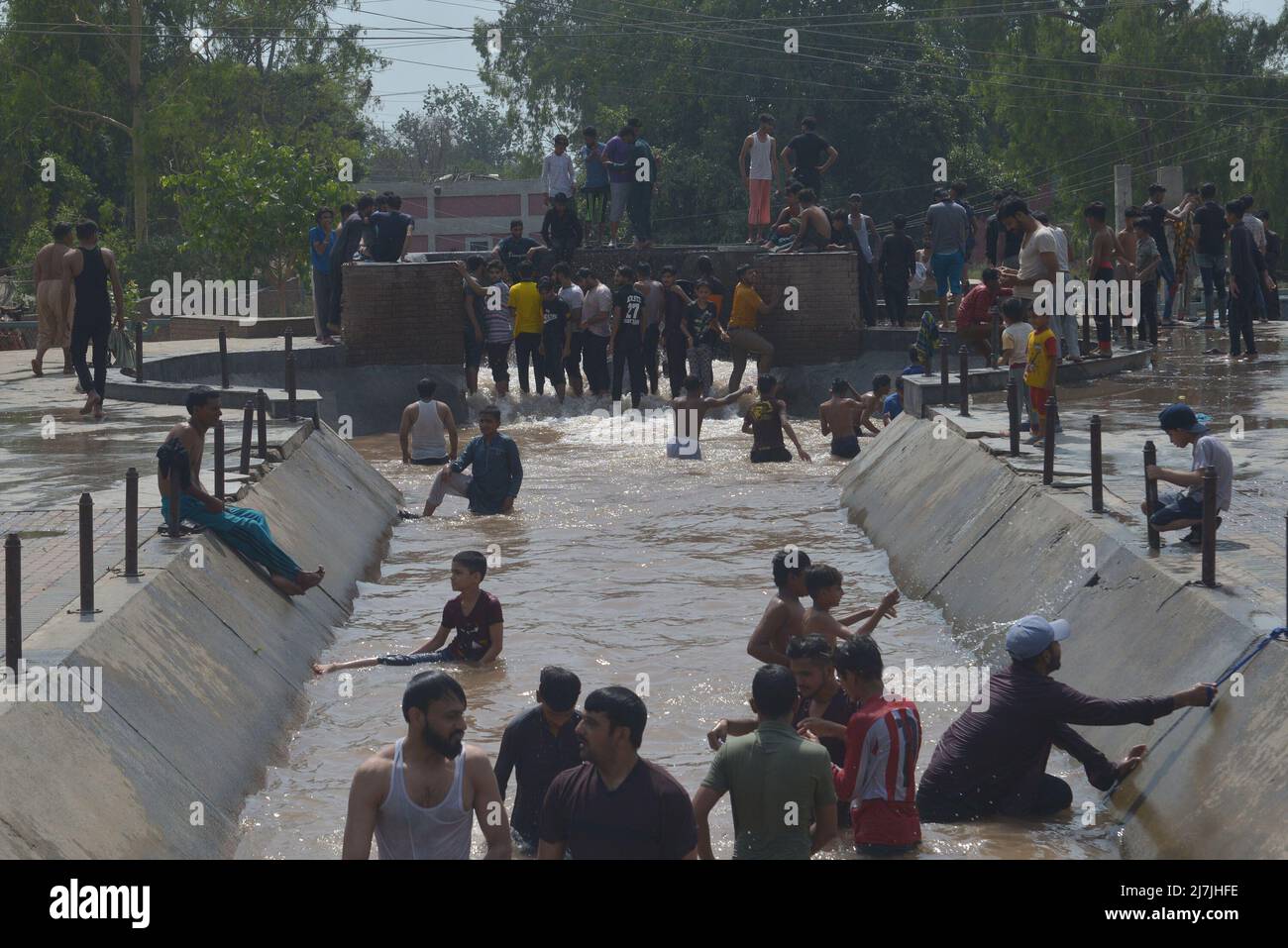Lahore, Pakistan. 08th May, 2022. Pakistani people are cool off in a ...