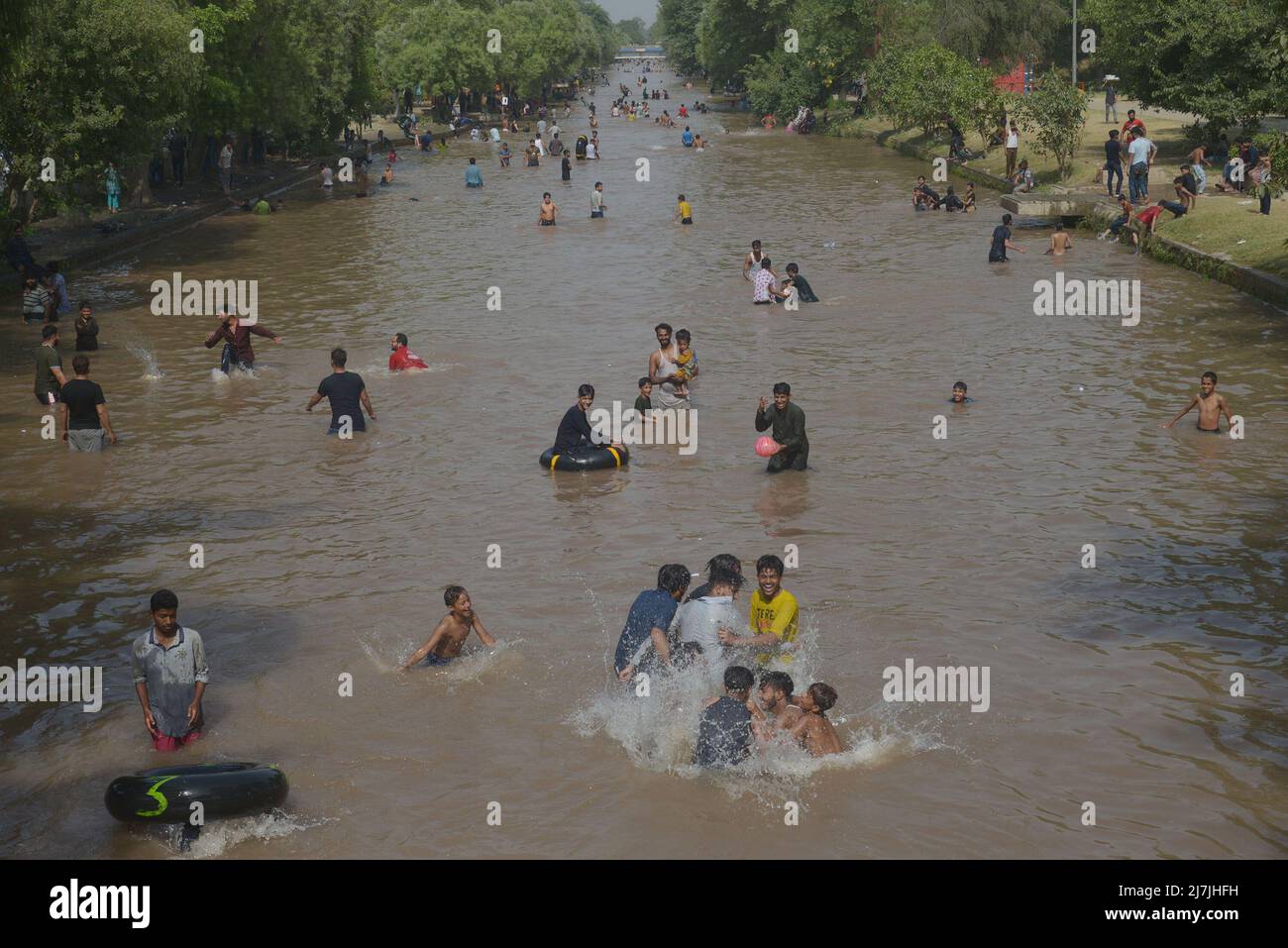 Lahore, Pakistan. 08th May, 2022. Pakistani people are cool off in a ...