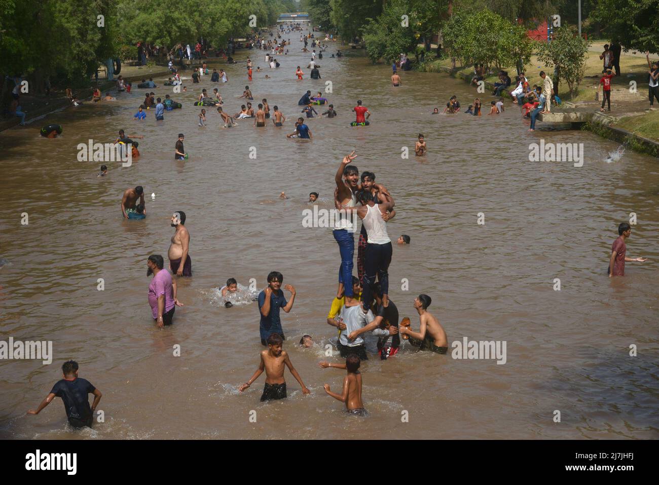 Lahore, Pakistan. 08th May, 2022. Pakistani people are cool off in a ...
