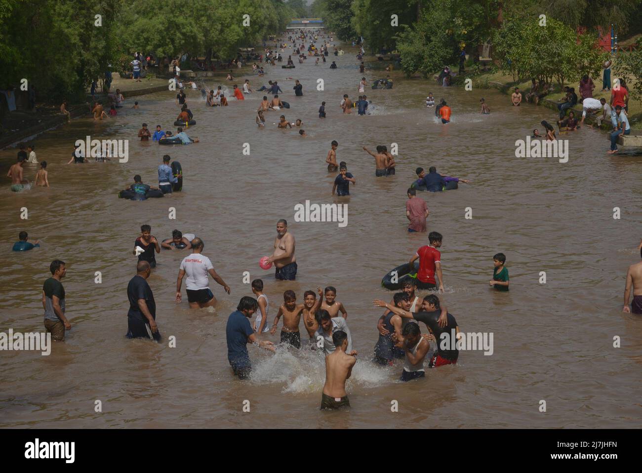 Lahore, Pakistan. 08th May, 2022. Pakistani people are cool off in a ...