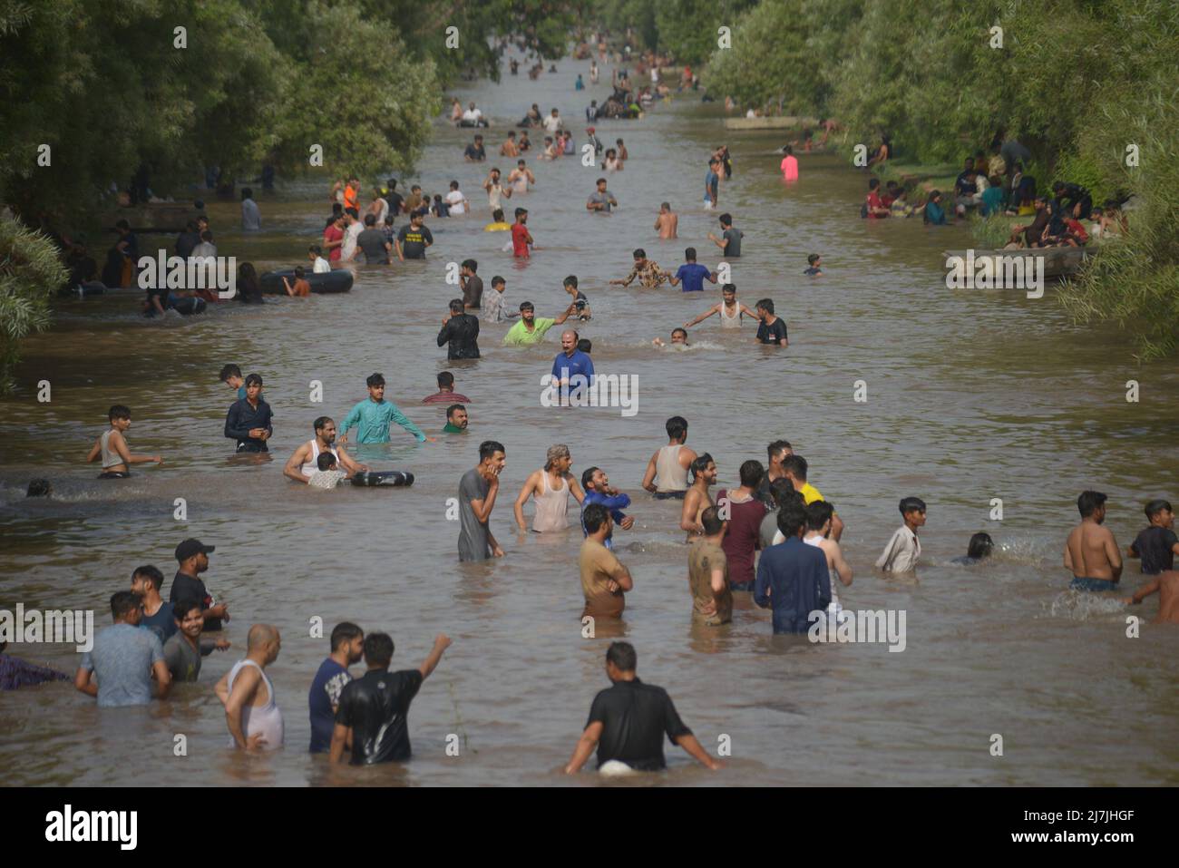 Lahore, Pakistan. 08th May, 2022. Pakistani people are cool off in a ...