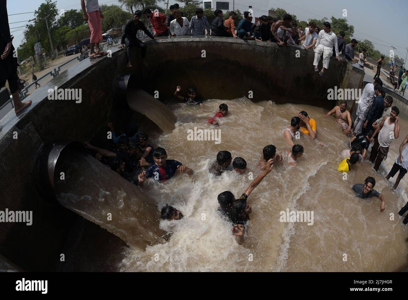 Lahore, Pakistan. 08th May, 2022. Pakistani people are cool off in a ...