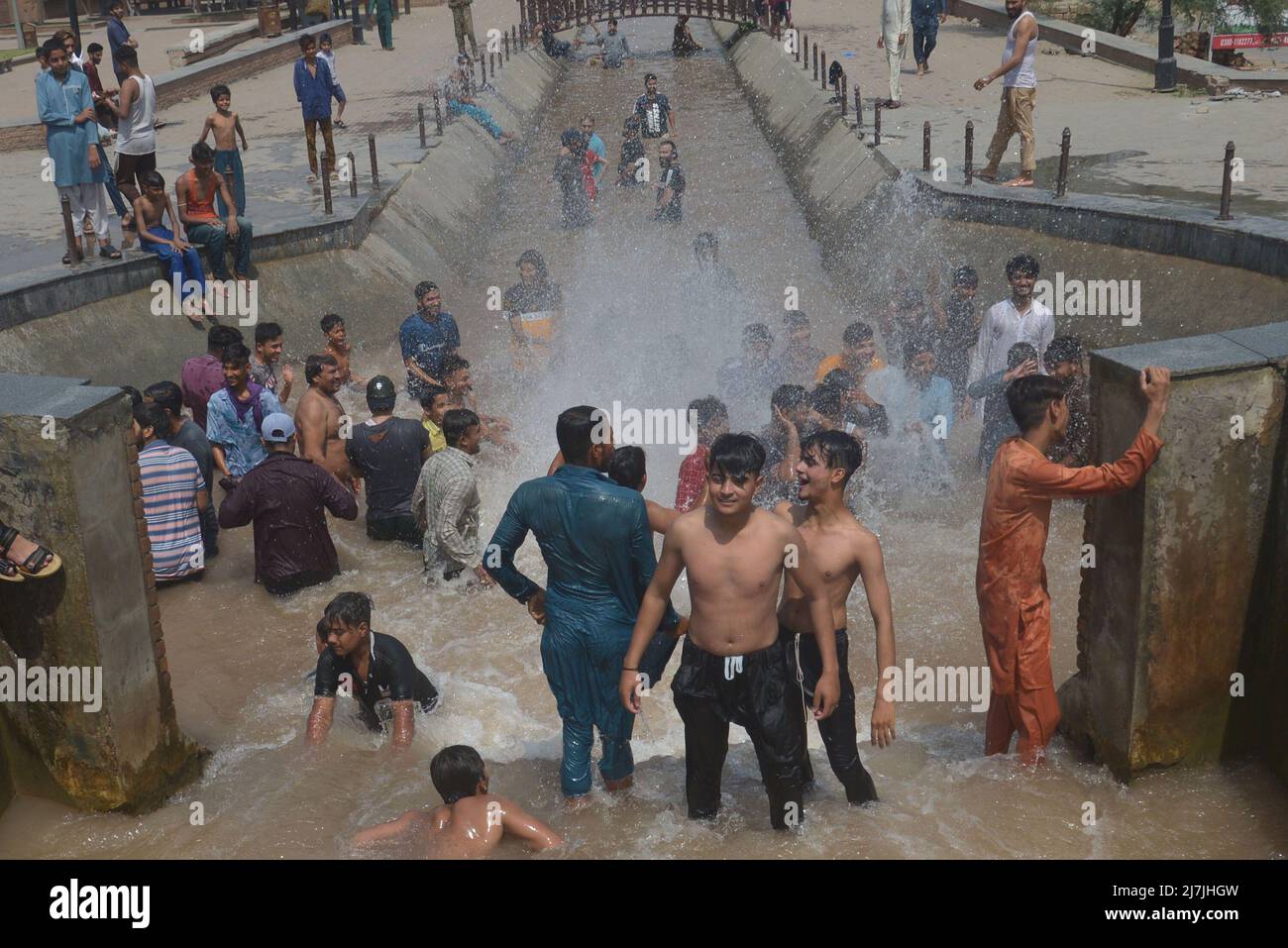 Lahore, Pakistan. 08th May, 2022. Pakistani people are cool off in a ...