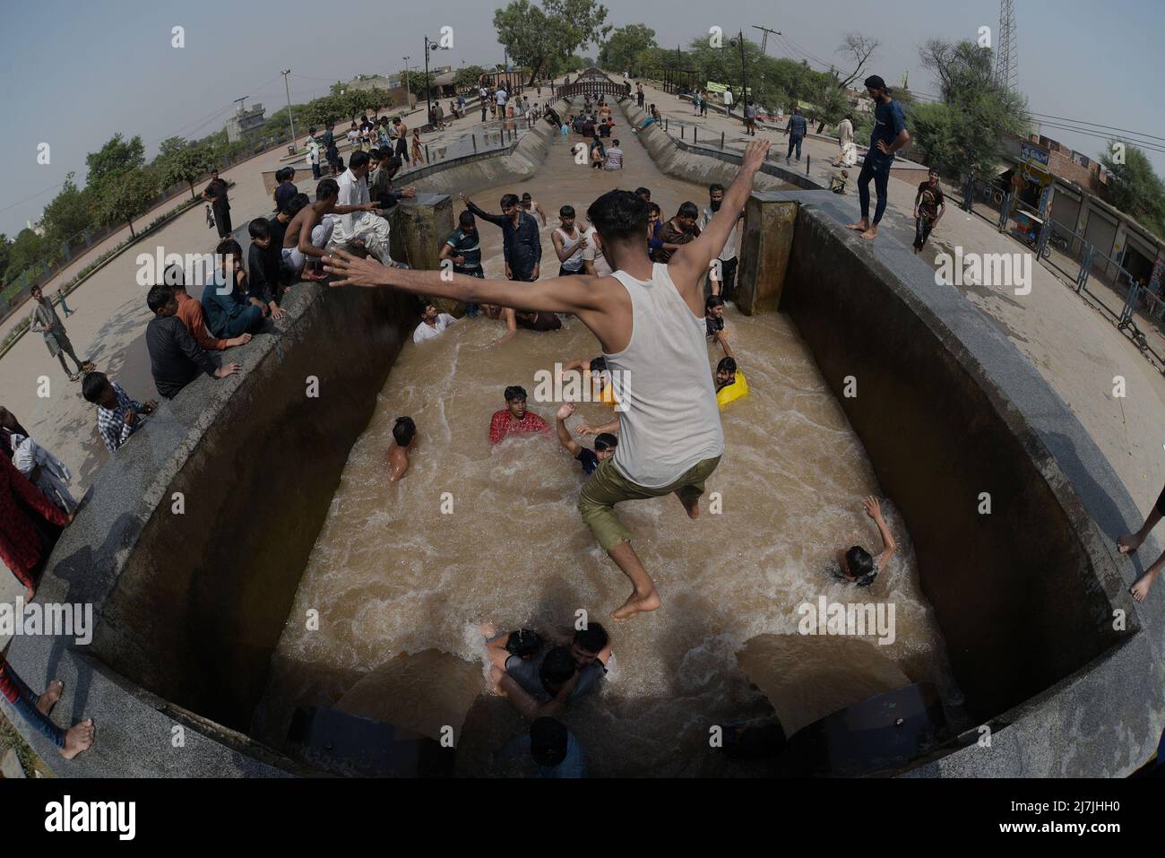 Lahore, Pakistan. 08th May, 2022. Pakistani people are cool off in a ...