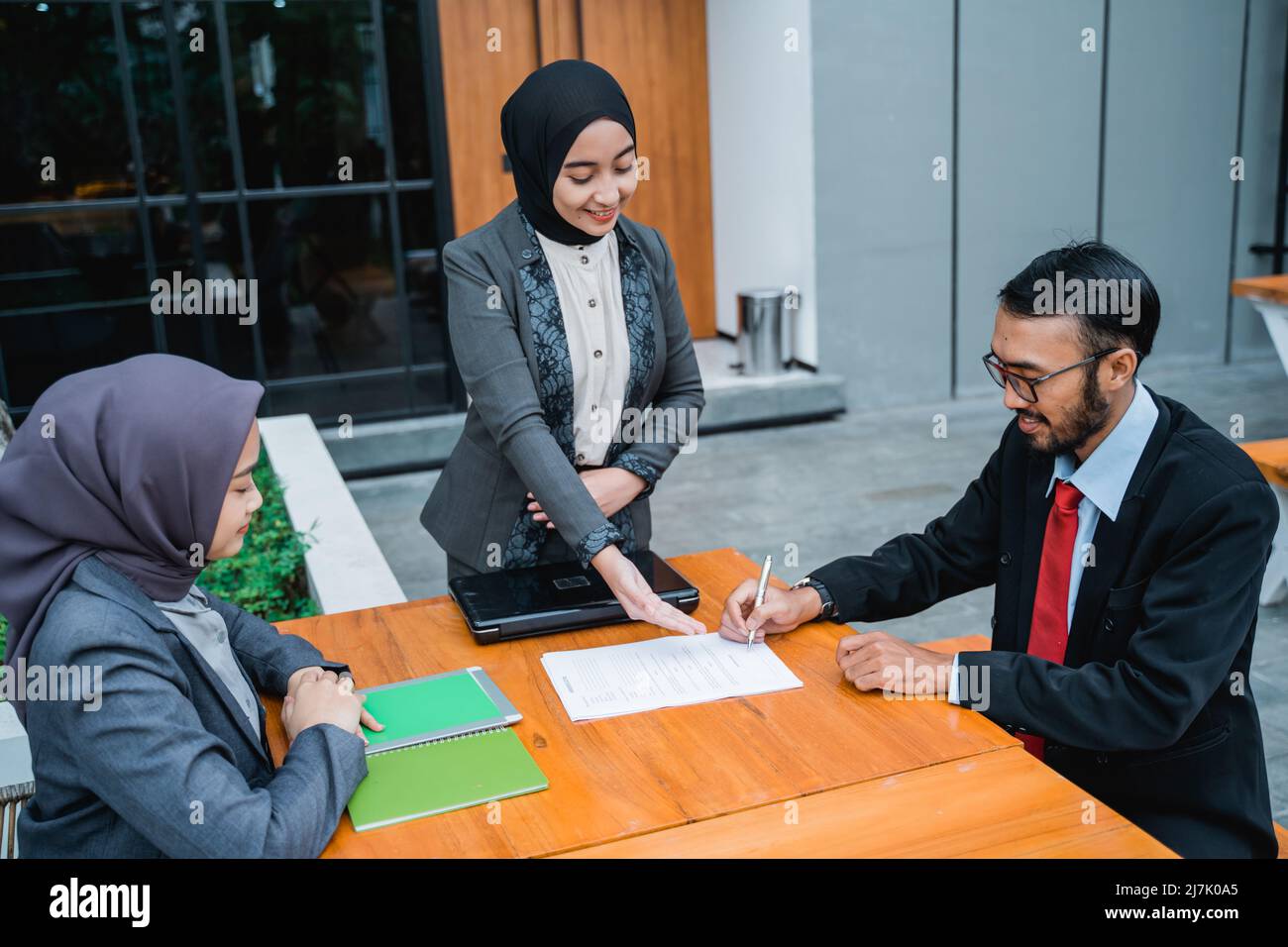 businessman signing an agreement letter during meeting Stock Photo - Alamy