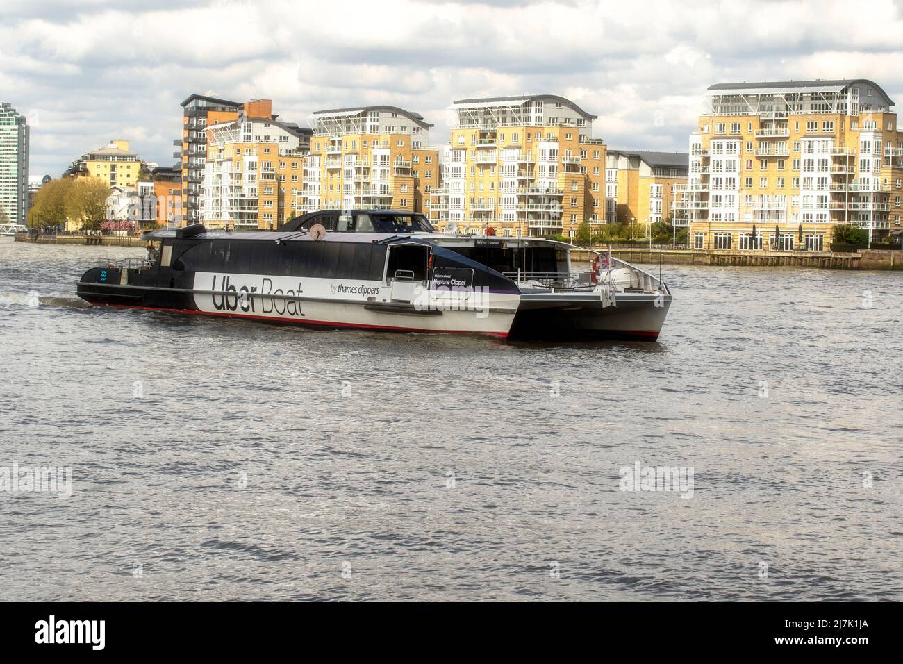 View across the Thames river in London from the Greenwich waterfront ...