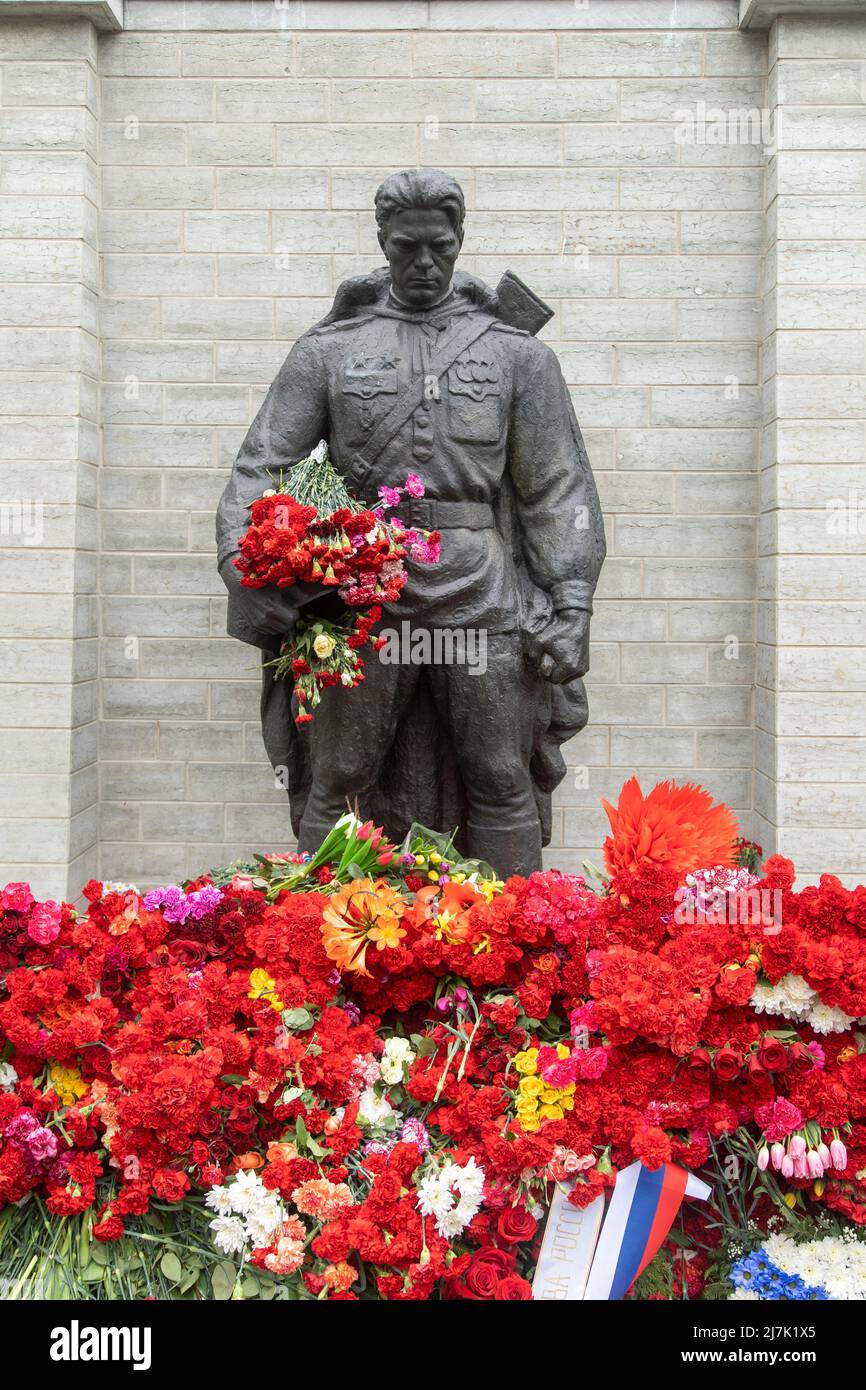 Victory Day celebration at Bronze Soldier monument in Tallinn, capital ...