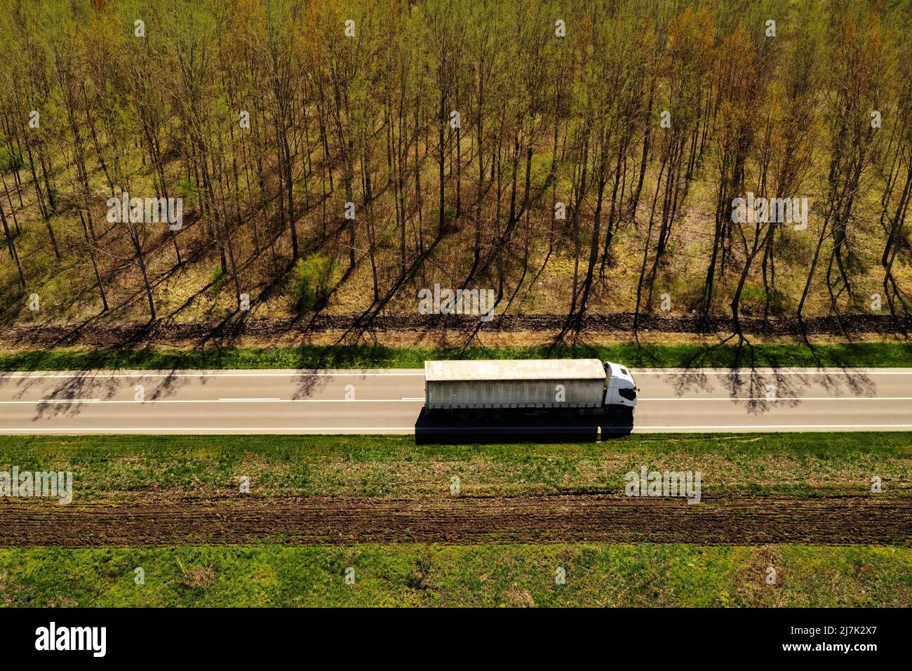 Semi truck highway hi-res stock photography and images - Alamy