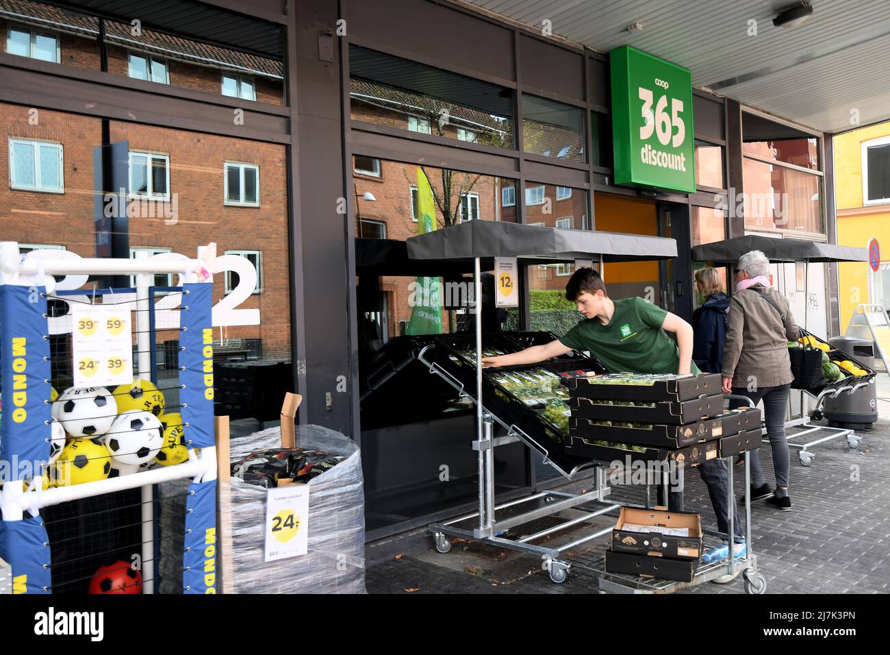 365 discoun t grocery store hi-res stock photography and images - Alamy