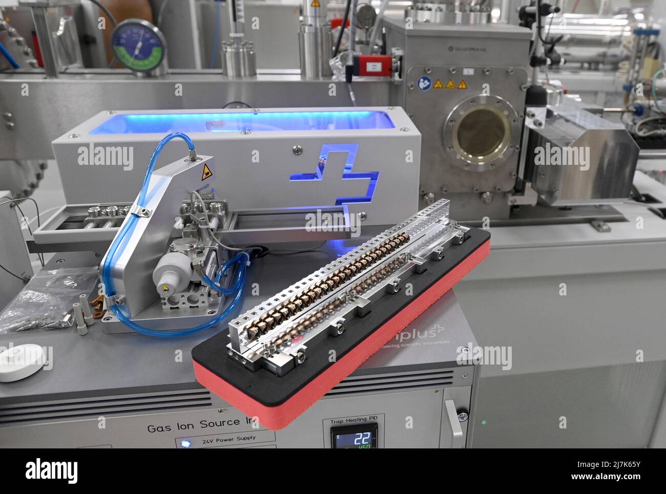 Accelerator mass spectrometry hi-res stock photography and images - Alamy