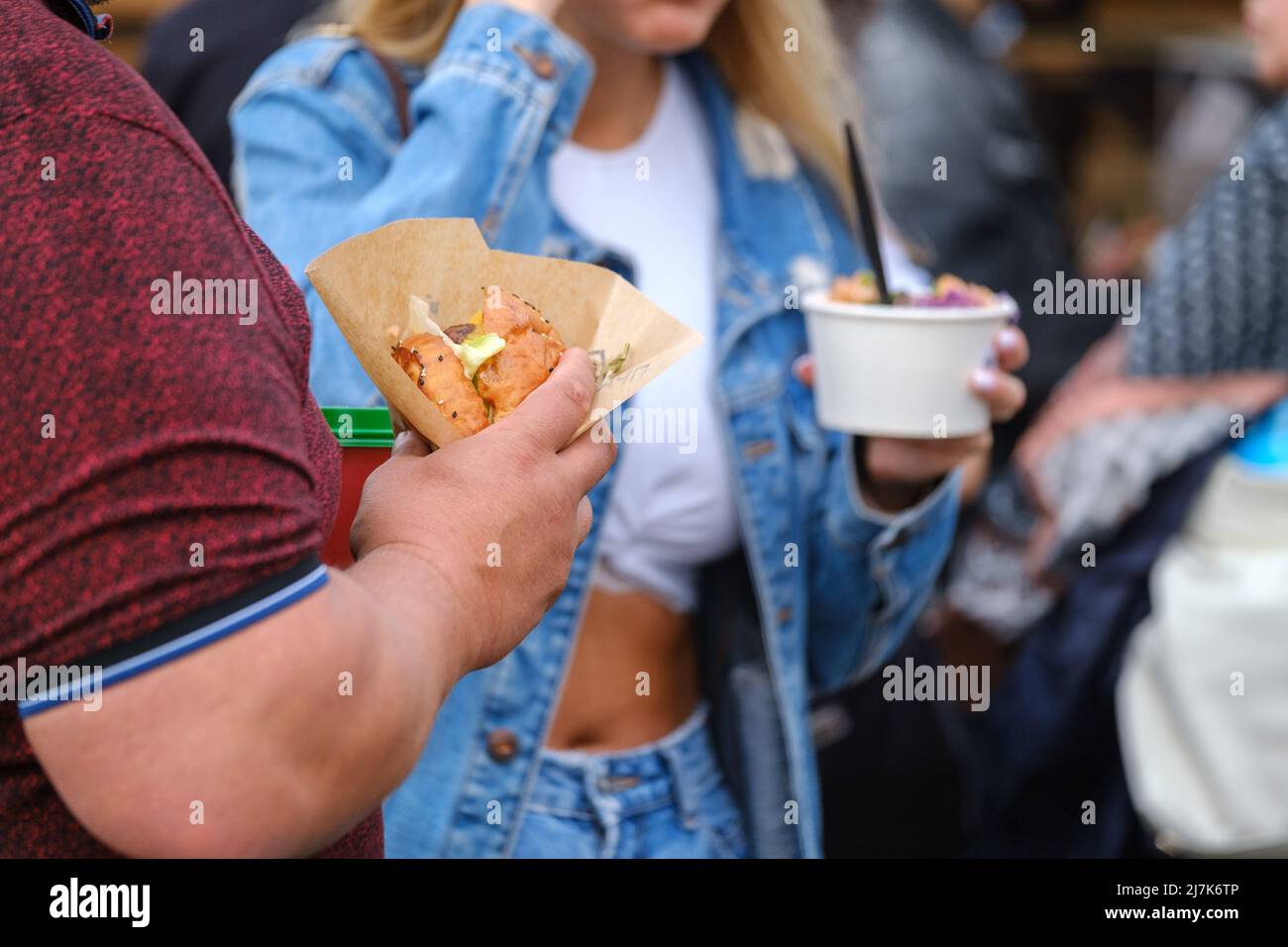 Eating fast food burger hi-res stock photography and images - Alamy
