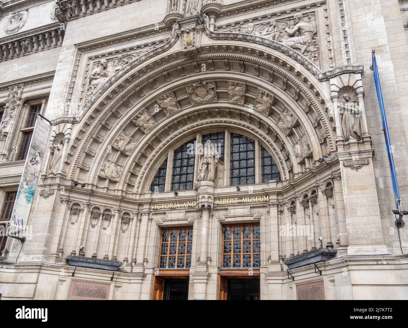 Classical architecture at the entrance to the Victoria and Albert ...
