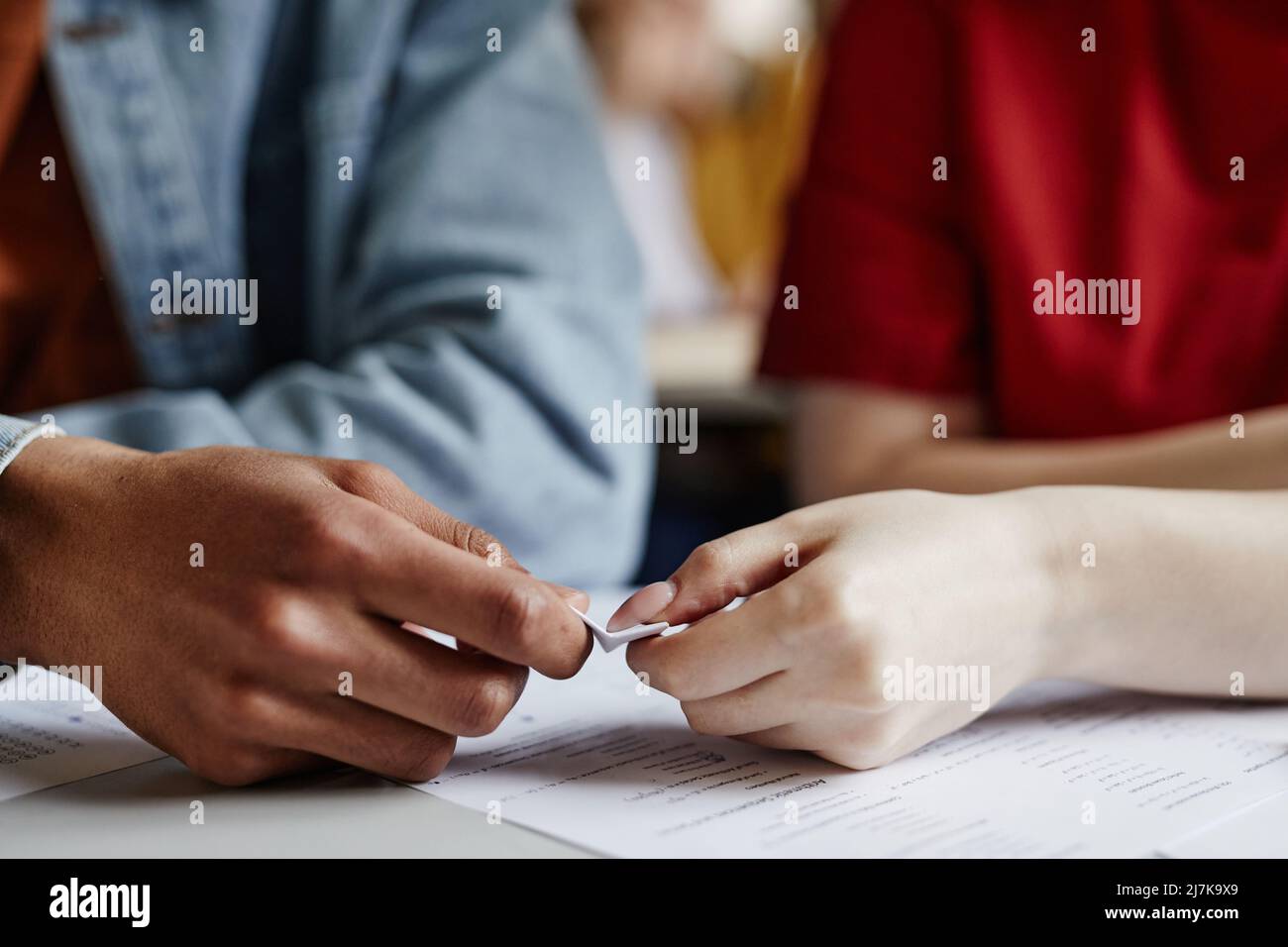 Cheating paper students hi-res stock photography and images - Alamy