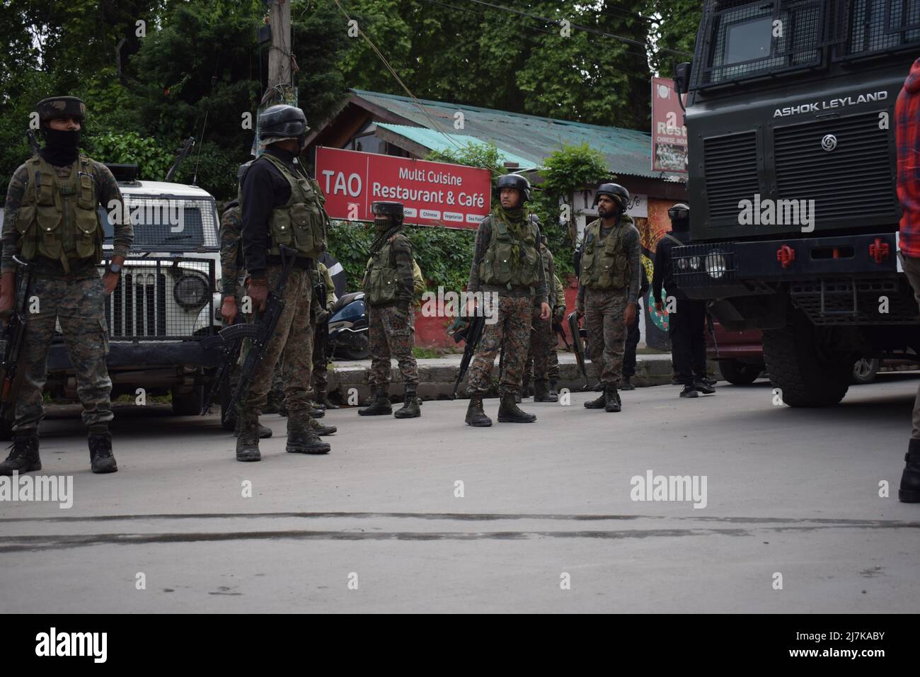 security forces conduct surpise frisking in lal chowk area of srinagar ...