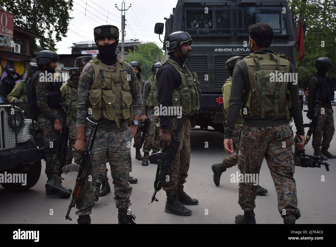 security forces conduct surpise frisking in lal chowk area of srinagar ...