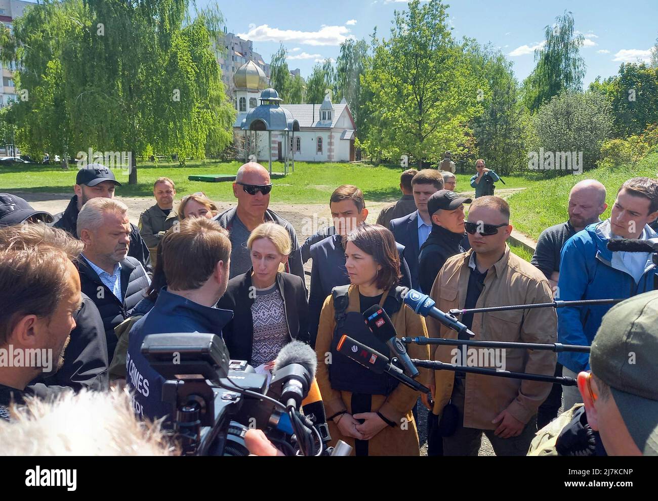 Butscha, Ukraine. 10th May, 2022. Foreign Minister Annalena Baerbock (M ...