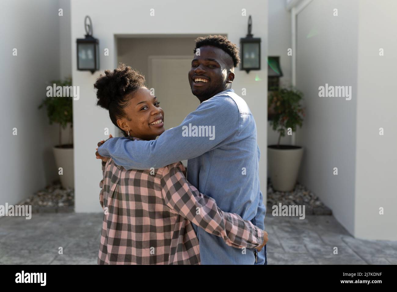 Couple looking around house hi-res stock photography and images - Alamy