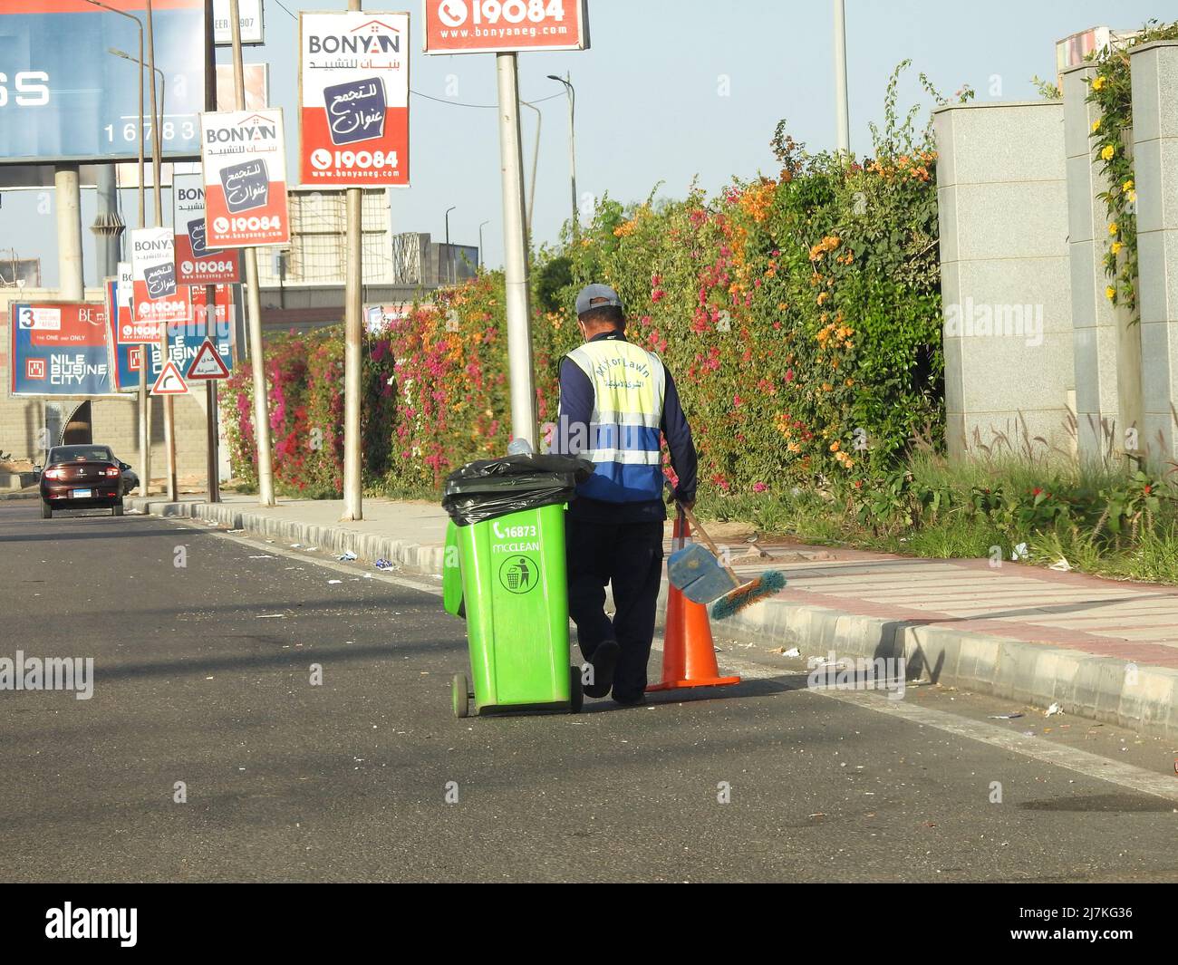 Dust bin man hi-res stock photography and images - Alamy